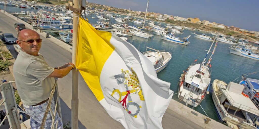 Lampedusa attende il Papa: dal legno dei naufragi una speranza che ...